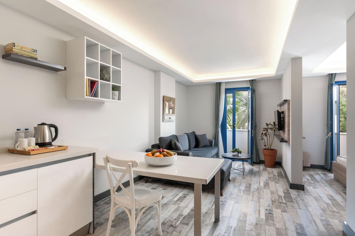 Roupas de cama premium, frigobar, cofres nos quartos