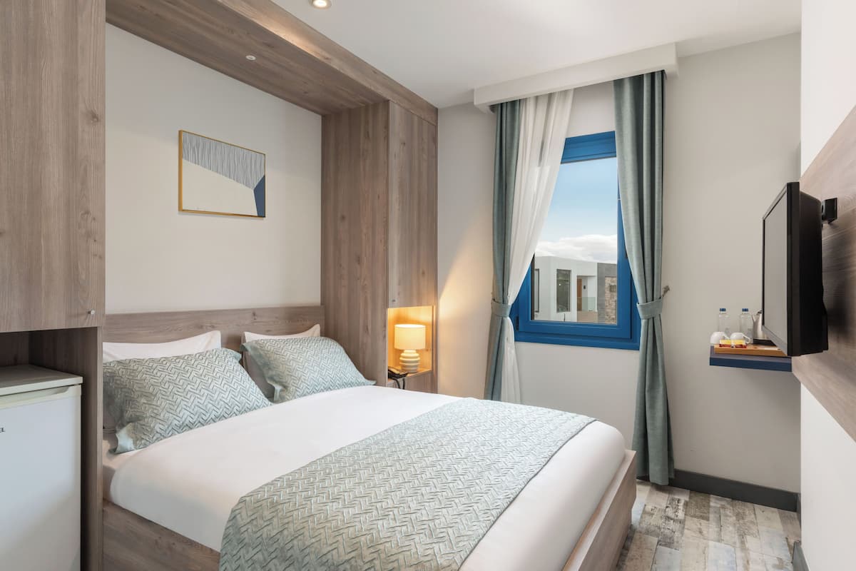 Quarto casal standard | Roupas de cama premium, frigobar, cofres nos quartos