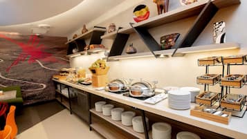 Pequeno-almoço tipo buffet diário (52 PEN por pessoa)