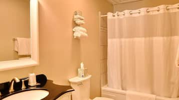 Quarto casal, 2 camas Queen | Banheiro | Produtos de toalete de grife, secador de cabelo, toalhas de banho