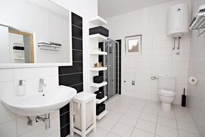 Apartamento standard | Banheiro | Chuveiro, secador de cabelo