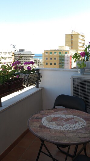 Quarto Duplo Comfort, casa de banho privativa | Secretária, secretária adequada para computadores portáteis 