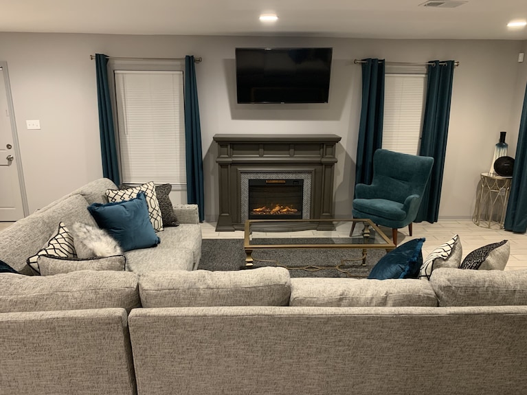 Graceland Is A 2 Minute Drive Away! Hot Tub - Memphis, TN