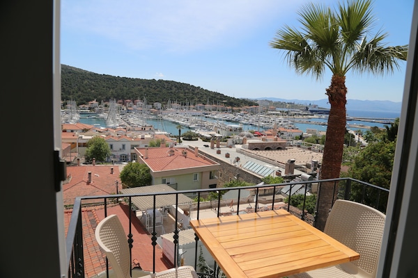 Quarto casal luxo, sacada, vista para a marina | Roupas de cama premium, frigobar, individualmente decorados