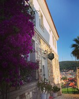 Quarto casal luxo, sacada, vista para a marina | Roupas de cama premium, frigobar, individualmente decorados