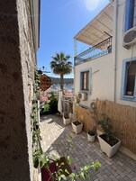 Quarto casal econômico | Roupas de cama premium, frigobar, individualmente decorados