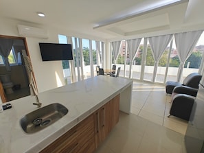 Suite-Estúdio Deluxe | Cofre no quarto, ferro/tábua de engomar, Wi-fi grátis