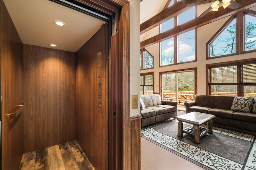 Rainier By Pmr | 8br | Elevator | Outdoor Fireplace | Double Kitchen | Sleeps 26 - Pennsylvania