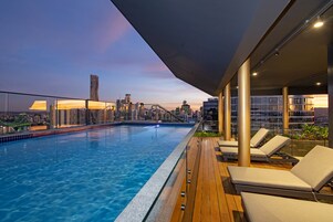 Piscina exterior, da(s) 6:00 à(s) 21:00, espreguiçadeiras 