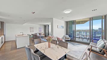 Apartamento, 3 quartos, 2 casas de banho | Sala de estar | TV de ecrã plano
