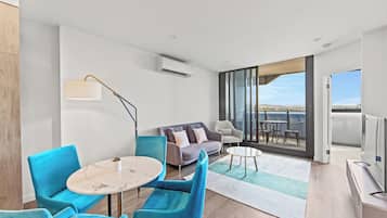 Apartamento Standard, 2 quartos | Sala de estar | TV de ecrã plano