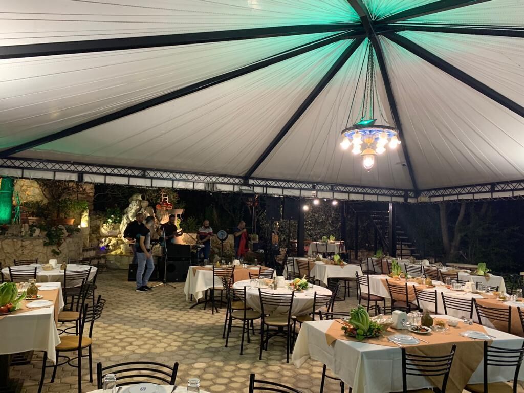 Pequenos-almoços, almoços, jantares servidos, com vista para o oceano 