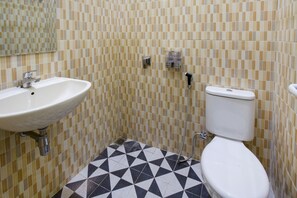 Quarto Duplo Deluxe | Casa de banho | Um polibã, toalhas fornecidas 