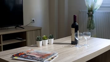 Apartamento, 1 quarto | Área de estar | TV de tela plana