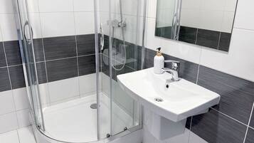 Apartamento | Casa de banho | Um polibã, toalhas fornecidas, sabão, champô