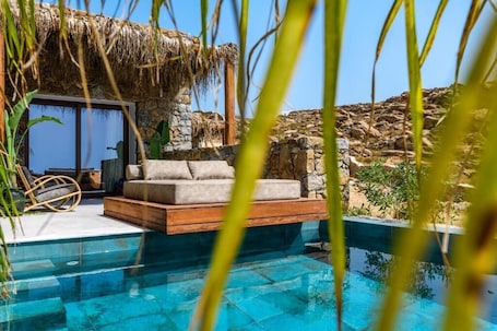 Piscina interior, piscina exterior, espreguiƧadeiras . Charisma Hotel and Wellness Suites