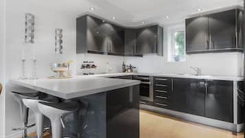 2 bedroom apartment, with terrace | Cozinha privada | Um micro-ondas, um forno, uma placa de cozinha