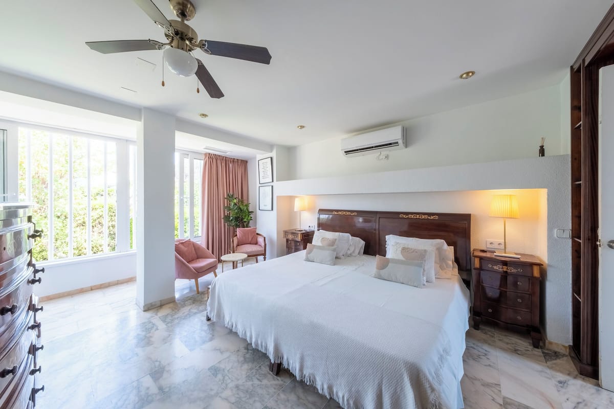 Quarto Deluxe, 1 cama king-size | Cofre no quarto, cortinas/cortinados opacos, quartos insonorizados 
