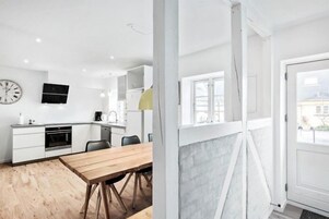 Apartamento Standard, 2 quartos, terraço (3) | Cozinha privada | Um frigorífico, um forno, uma placa de cozinha 
