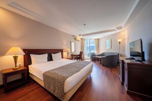 Frigobar, escrivaninha, roupa de cama