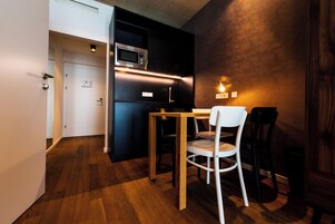 Uma cafeteira/bule, uma chaleira elétrica 