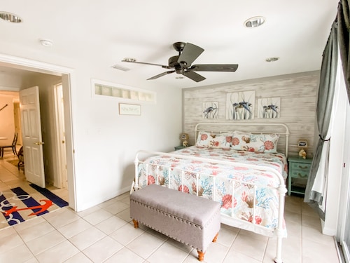 Lj's Cottage #3 - Balcony Views, Pool, & Beach - Siesta Key, FL