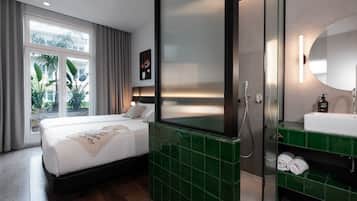 Quarto Duplo ou Twin, varanda, Vista para a cidade | 1 quarto, cofre com capacidade para portátil, secretária