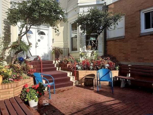 Downtown Historic Mansion Shared Space Private Suite - Sandusky, OH