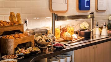 Café da manhã com buffet grátis todos os dias