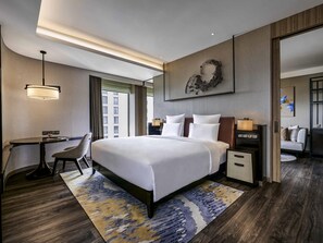 Suite, 1 cama king-size | Roupa de alta qualidade, minibar, cofre no quarto, secretária 