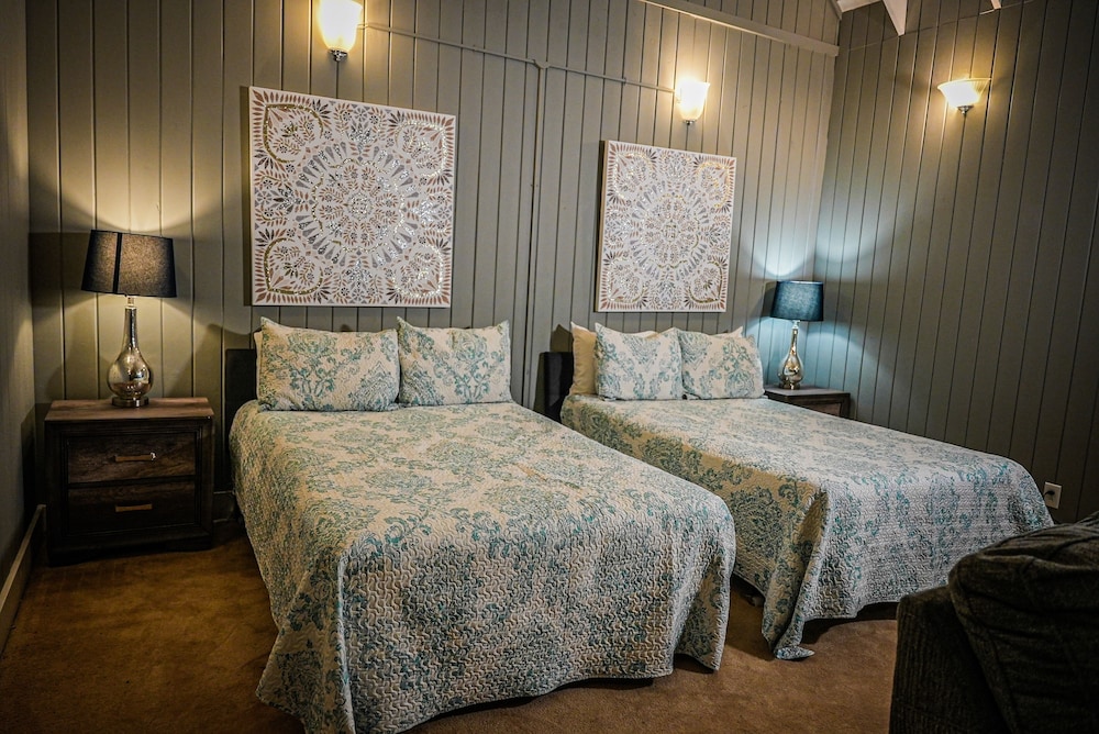 Recently Renovated Chalet Within Walking Distance To The Salt Water Pool - Pine Mountain, GA