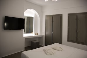 Suite, piscina privativa | Roupa de alta qualidade, minibar, cofre com capacidade para portátil 