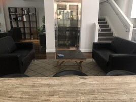 Área de estar no saguão