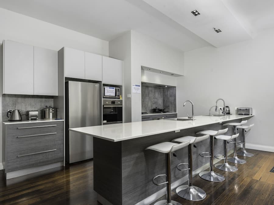 Frigobar, micro-ondas, chaleira elétrica