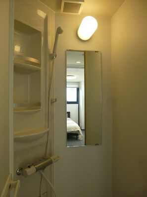 Apartamento (E) | Banheiro | Chuveiro, produtos de toalete grátis, secador de cabelo, chinelos