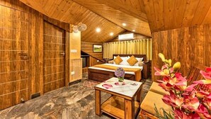 Quarto com decoração em madeira, com cama, mesa de cabeceira e um vaso decorativo.