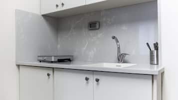Apartamento Panorâmico | Kitchenette privada | Uma cafeteira/bule, um frigorífico, um micro-ondas