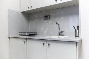 Apartamento Panorâmico | Kitchenette privada | Um frigorífico, um micro-ondas, uma placa de cozinha 