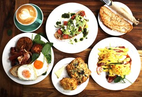 Café da manhã feito na hora todos os dias mediante uma taxa