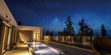 Suíte, 3 quartos, piscina particular (Masters Maisonette) | Frigobar (abastecido com itens grátis), cofres nos quartos, escrivaninha