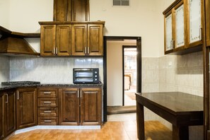 Apartamento Nobre | Cozinha privada | Um frigorífico/congelador grande, uma placa de cozinha 