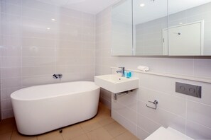 Apartamento Executivo | Casa de banho | Um polibã e uma banheira separados, um secador de cabelo 