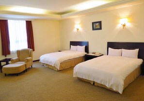 Quarto quádruplo luxo, 2 camas Queen, banheira | 1 quarto, edredons de pluma, cofres nos quartos, escrivaninha