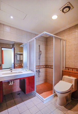 Quarto Duplo Superior, 1 cama de casal | Casa de banho | Artigos de higiene pessoal grátis, um secador de cabelo, chinelos 