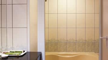 Quarto casal luxo, 1 cama Queen | Banheiro | Produtos de toalete grátis, secador de cabelo, chinelos