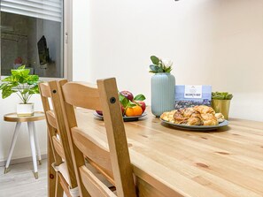 Apartamento clássico | Opções para refeição no quarto