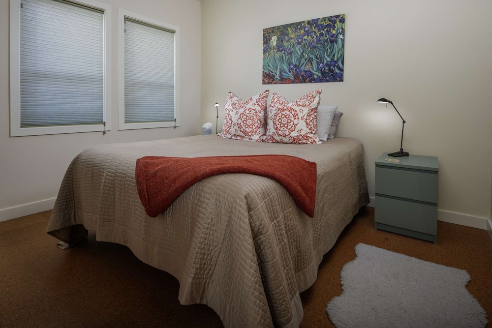 Immaculate Detached Cottage - Walk To Max, Drinks, Dining, 3 Miles To Dwntwn, Full Kitchen & Bbq - Oregon