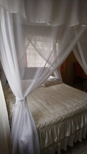 Quarto executivo | Escrivaninha, roupa de cama