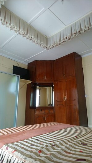 Quarto casal | Escrivaninha, roupa de cama