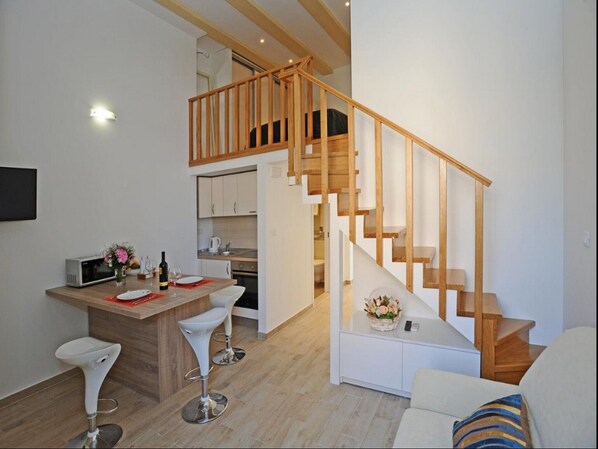 Estúdio (Studio Apartment) | Refeições no quarto